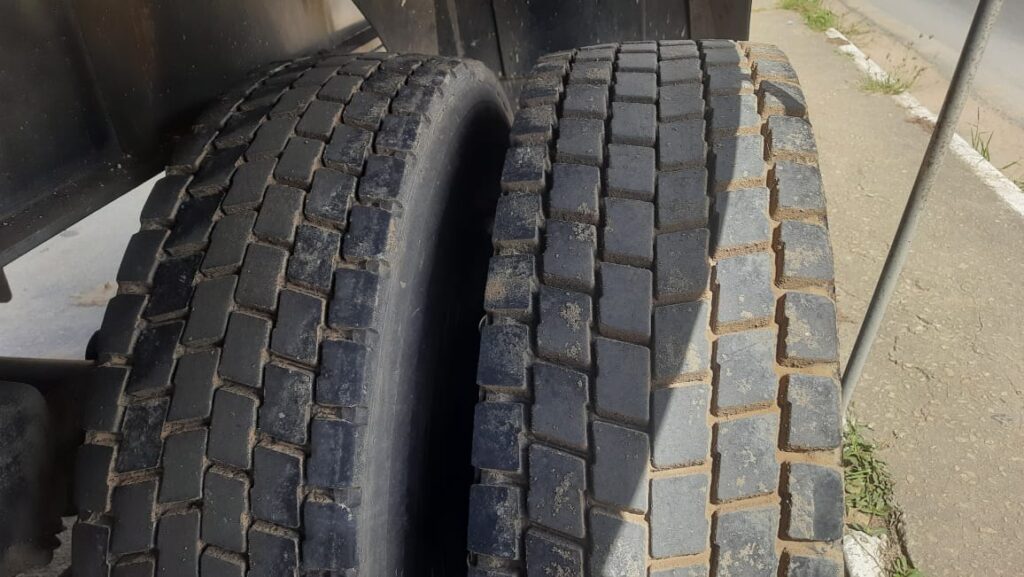 Carreta Baú Randon ano 2009/2010, com pneus, 28 paletes – CARVEL