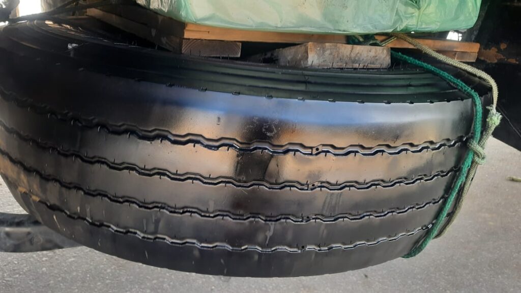 Carreta Baú Randon ano 2009/2010, com pneus, 28 paletes – CARVEL