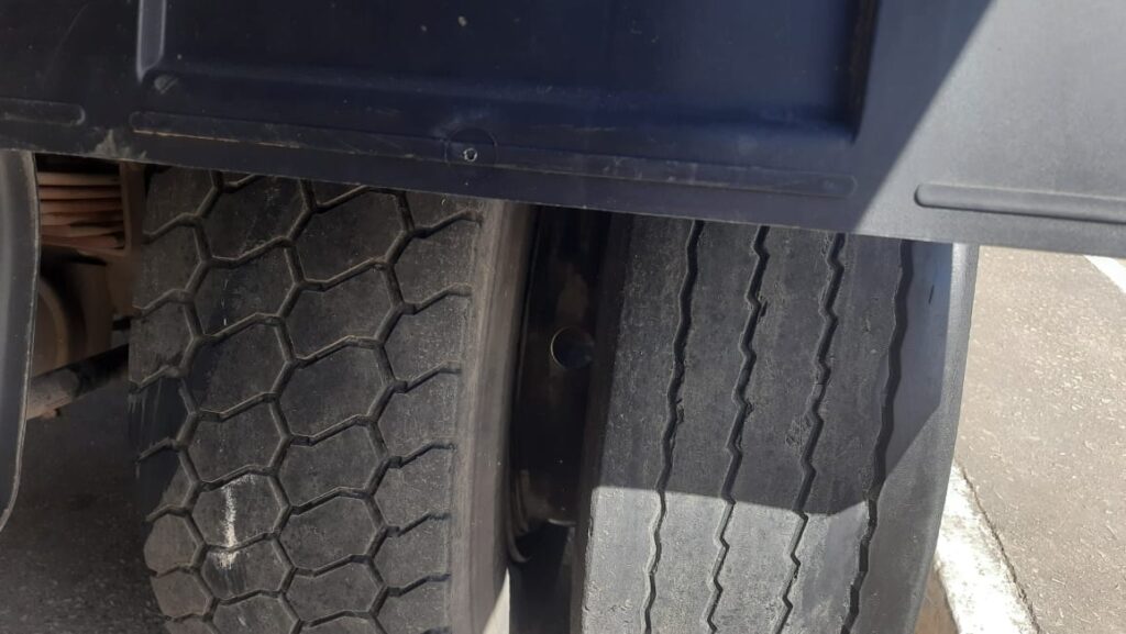 Carreta Baú Randon ano 2009/2010, com pneus, 28 paletes – CARVEL