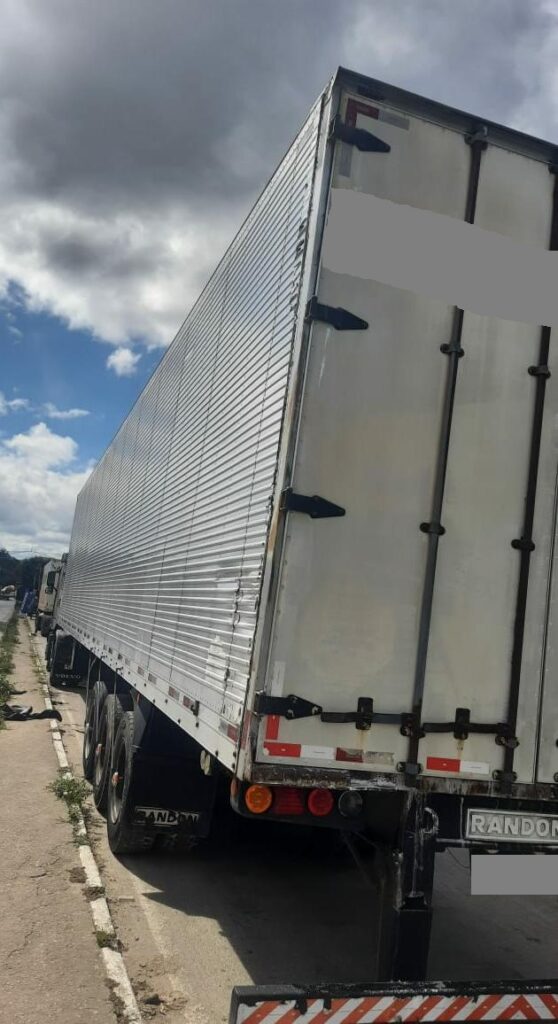 Carreta Baú Randon ano 2009/2010, com pneus, 28 paletes – CARVEL